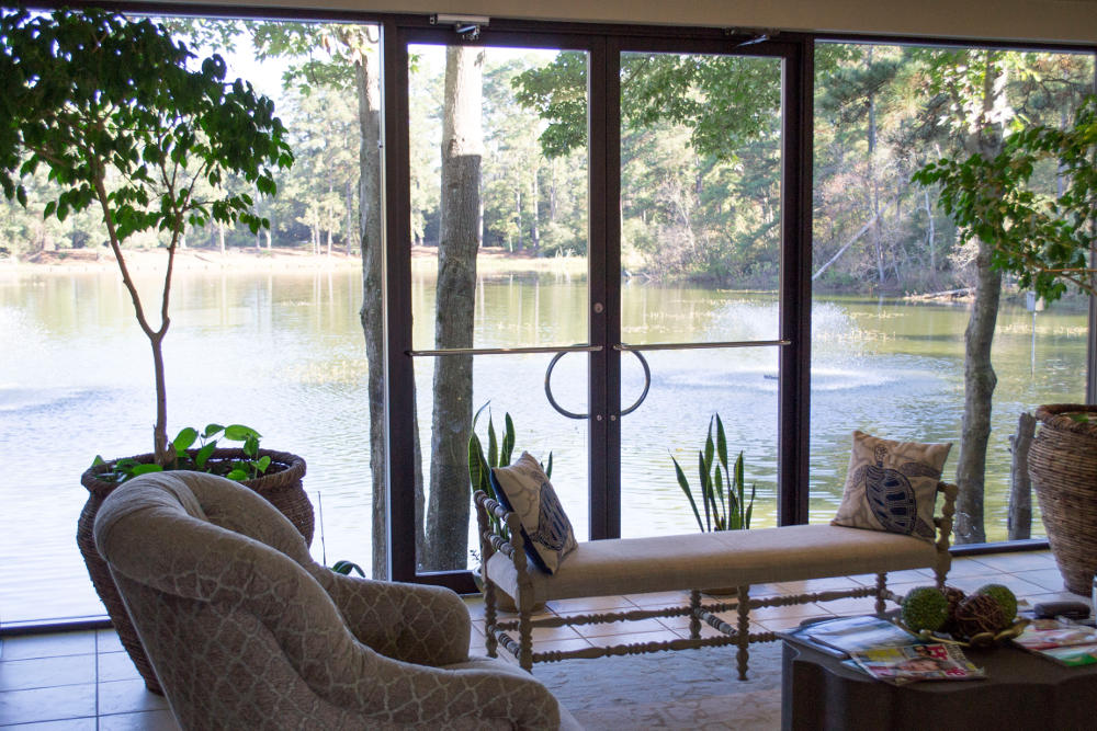Comfortable Lobby / Waiting Area - Kingwood Lakeville Suites